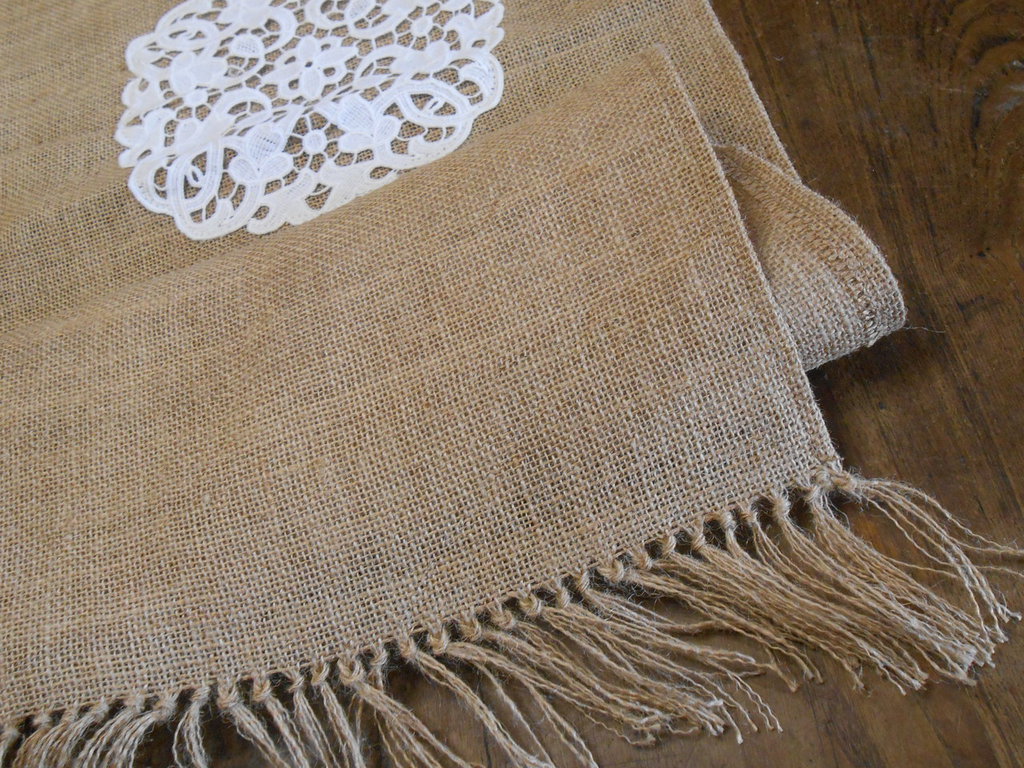 Runner centrotavola in tela juta con tre centrini di pizzo bianc ...