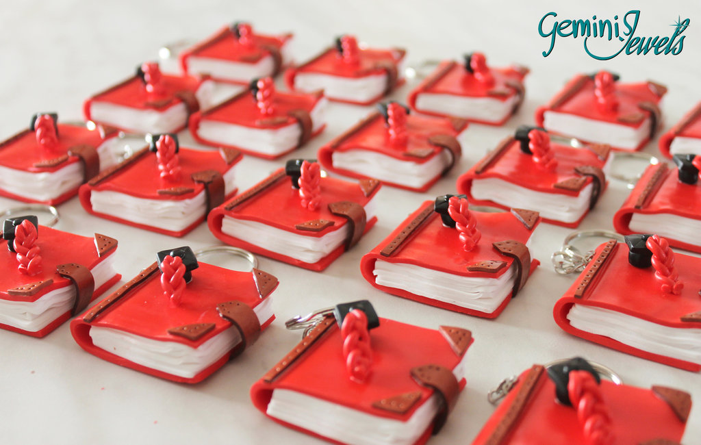 Bomboniera laurea, portachiavi libro in fimo fatto a mano - Feste ...