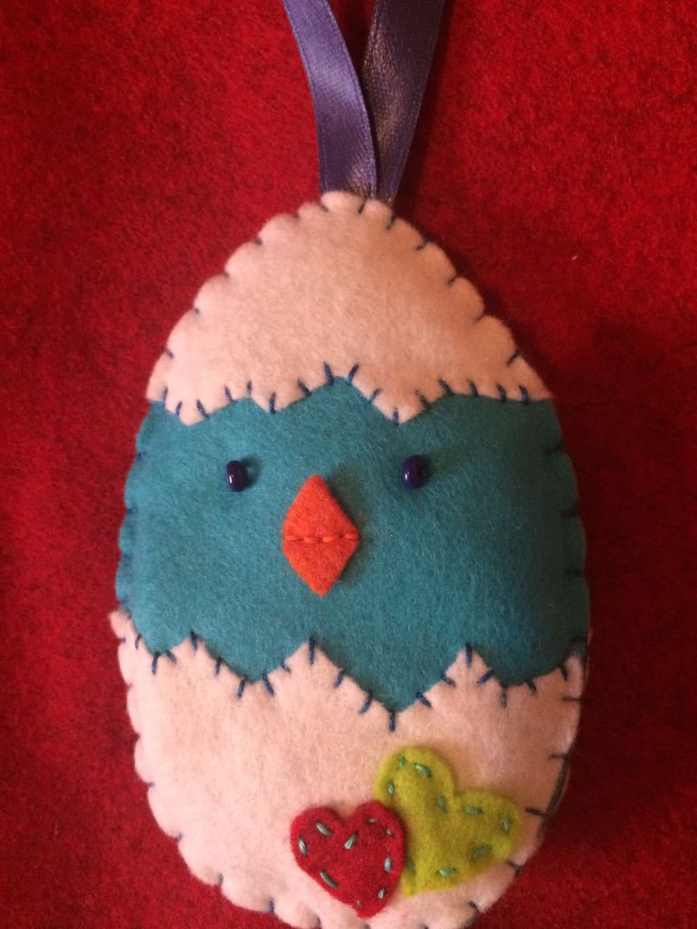 Piccolo pulcino di Pasqua appena uscito dall'uovo - Per la casa e p ...