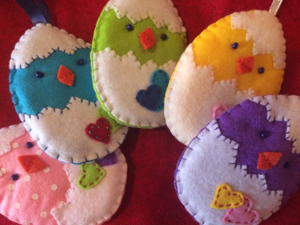 Piccolo pulcino di Pasqua appena uscito dall'uovo - Per la casa e p ...